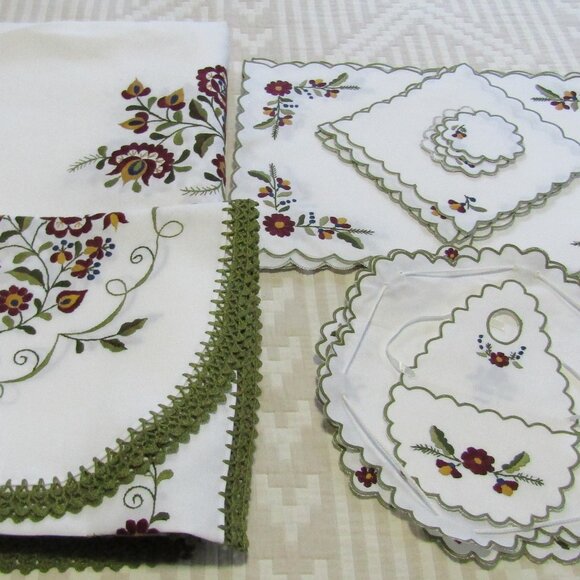 Dining | Embroidered Table Linen Set 22 Pc From Hungry New Unused ...